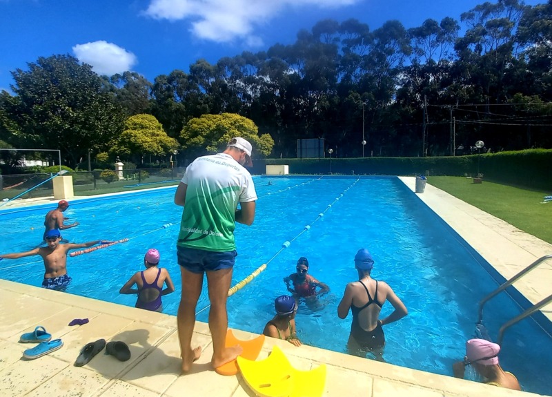 El equipo de natación continúa sus entrenamientos